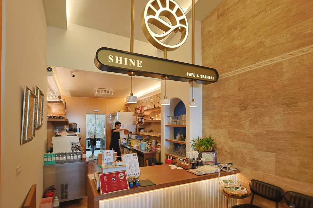宜蘭頭城｜渲咖啡Shine Cafe。無敵海景咖啡廳、寵物友善餐廳、地中海希臘風情、遠眺龜山島 – 洛基小聿媽