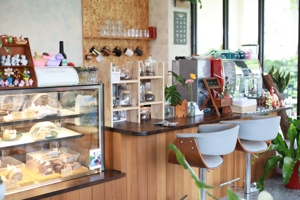礁溪美食｜萬記商行The One’s Shop咖啡廳。寵物友善餐廳、隱身國道5號旁稻田原野中的景觀咖啡廳 – 洛基小聿媽