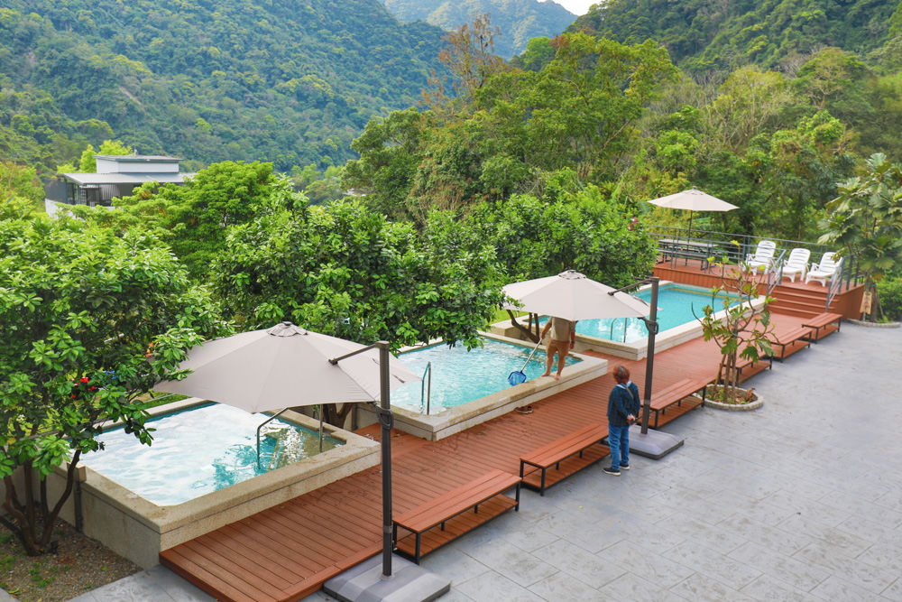 新北烏來溫泉住宿｜烏來足立司拉Sla Ulay溫泉會館、梯田溫泉背包客旅店、寵物友善飯店民宿、房間私人湯屋 – 洛基小聿媽